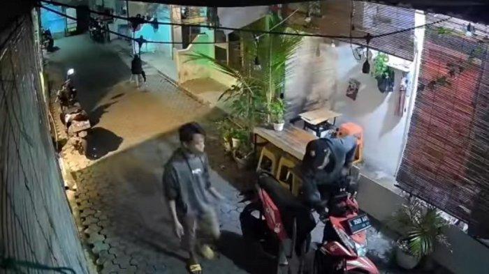 2 Bandit Terekam CCTV Curi Motor di Dukuh Pakis Surabaya - Surya.co.id