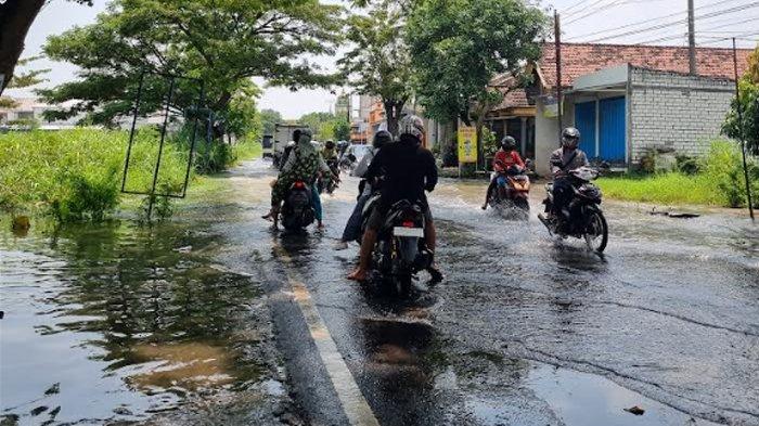 Jalan Raya Morowudi Gresik Masih Bisa Dilintasi Kendaraan Meski Tergenang Air - Surya.co.id