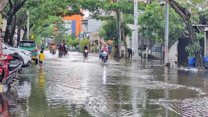 Banjir Makin Tinggi, Pengendara Diimbau Hindari Jalan Raya Morowudi Cerme Gresik - Surya.co.id