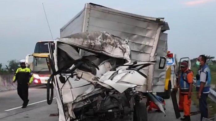 Kecelakaan 2 Truk di Tol Madiun Diduga Karena Sopir Mengantuk - Surya.co.id Kecelakaan 2 Truk di Tol Madiun Diduga Karena Sopir Mengantuk - Surya.co.id