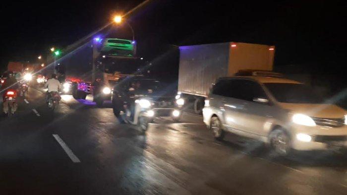 Ada Pengecoran, Jalan Raya Duduksampeyan Gresik Macet - Surya.co.id