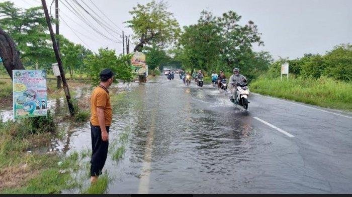 Jalan Raya Morowudi Gresik Tergenang Banjir Luapan Kali Lamong - Surya.co.id