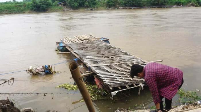 Jembatan Bambu Penghubung Antardesa di Ngoro Mojokerto Hanyut Dibawa Arus Sungai Brantas - Surya ...