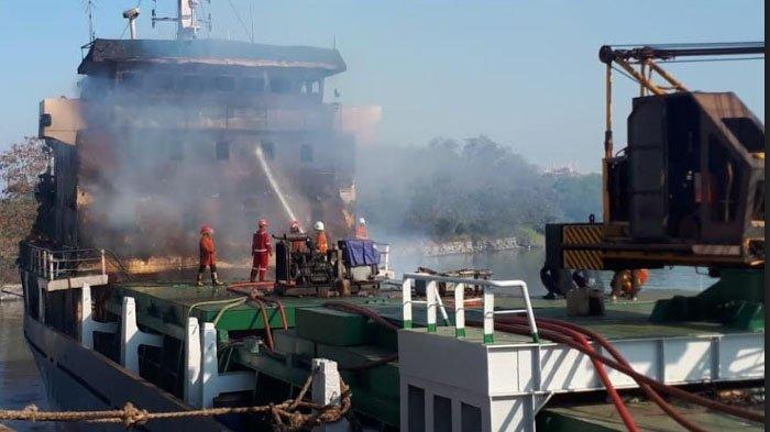 Kebakaran Kapal Kargo di Pelabuhan Tanjung Perak Surabaya, Dua Orang Terluka - Surya.co.id