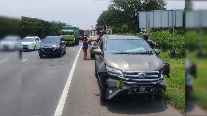 Daihatsu Terios Terperosok ke Parit Tol Waru-Porong, Diduga Sopir ...