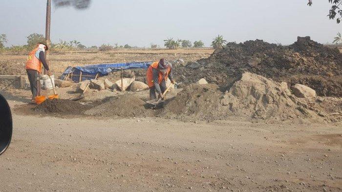 Dewan Menduga Proyek Peningkatan Jalan Cerme - Metatu Gresik Tidak Seusai Bestek, Rawan Ambrol ...
