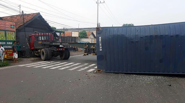 Kontainer Terguling Lepas dari Truk Akibat Rem Blong, Jalan Raya Geluran Sidoarjo Macet Parah ...