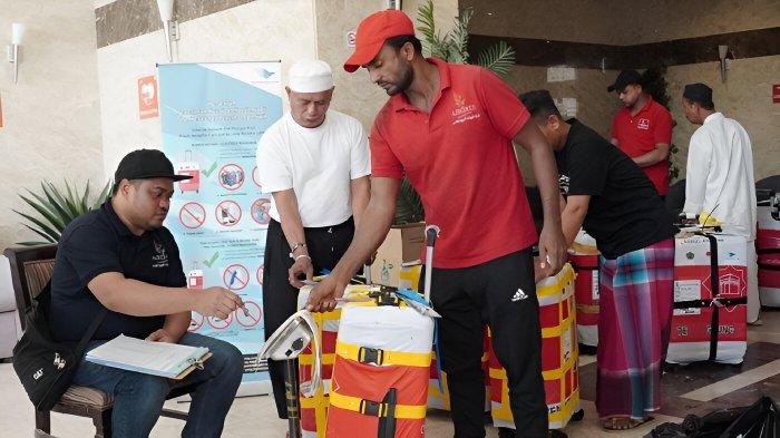 Jelang Kepulangan ke Tanah Air, Barang Bawaan Jemaah Haji Indonesia Mulai Ditimbang - Surya.co.id