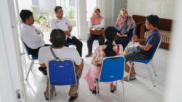Dinsos Kabupaten Kediri Dampingi Terapi Trauma Healing kepada Korban ...
