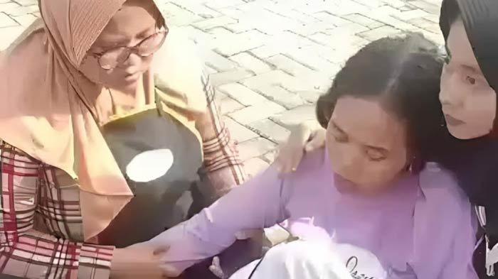 BREAKING NEWS Kesurupan Massal di Pabrik Rokok Bojonegoro, Puluhan ... BREAKING NEWS Kesurupan Massal di Pabrik Rokok Bojonegoro, Puluhan ...