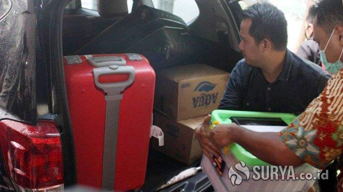 Petugas KPK Bawa Dua Koper, Satu Boks Kabinet dan Satu Kardus Dokumen ...