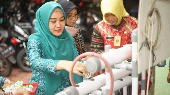 Ketua TP PKK Kabupaten Sidoarjo Ajak Warga Manfaatkan Pekarangan Rumah - Surya.co.id