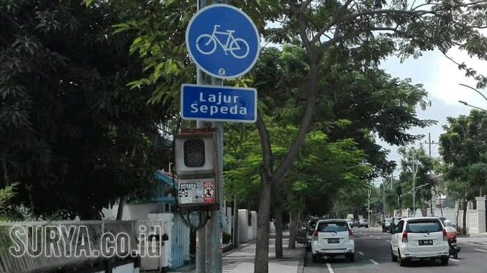 Duh, Jalur Khusus Sepeda kok jadi Tempat Parkir? - Surya.co.id