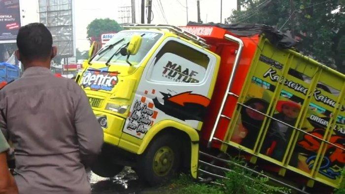 Kecelakaan Karambol di Lumajang, Truk Tronton Seruduk Dua Kendaraan dan Tiga Toko - Surya.co.id