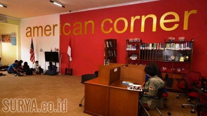 Lebih Bebas Pelajari Koleksi Buku AS di American Corner - Surya.co.id