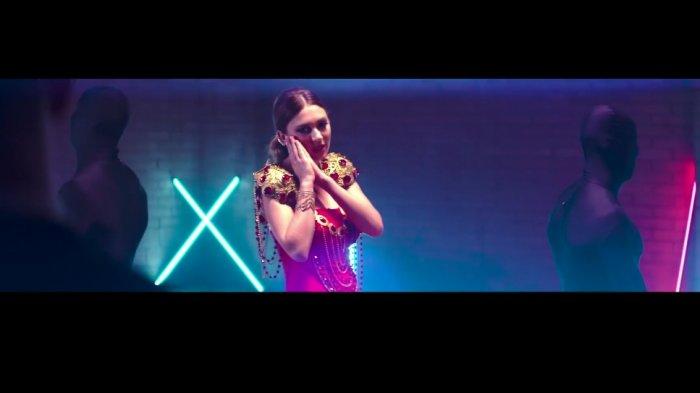 Lirik dan Chord Lagu Sit Still Look Pretty Viral di TikTok, Oh I Don't ...