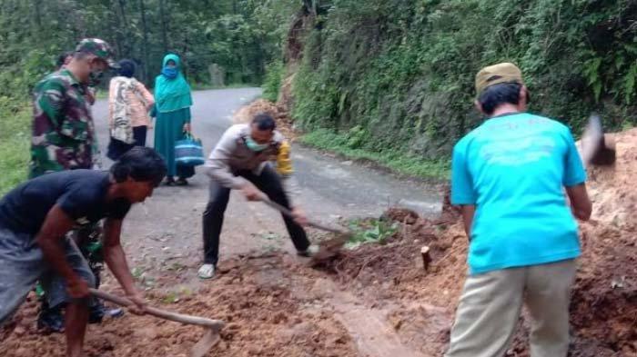 Longsor dan Pohon Tumbang Tutup Akses 2 Kecamatan di Ponorogo - Surya.co.id