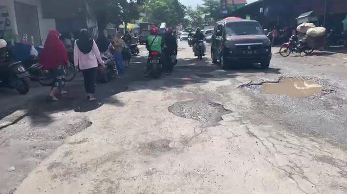 Jalan Raya Cerme Gresik Rusak Akibat Aktivitas Kendaraan Berat, Akan Diperbaiki Pada April 2023 ...