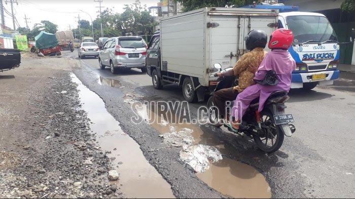 Jalan Berlubang dan Rusak Parah, Hari-hati Saat Melintas di Jalan Raya Cerme Kabupaten Gresik ...