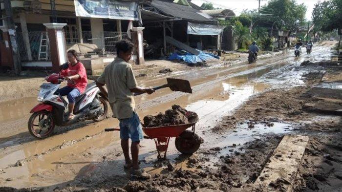 Jalan Raya Besole Tulungagung Masih Tertutup Lumpur, Membahayakan ...
