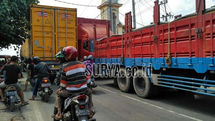 Jalan Deandles dari Arah Tuban ke Paciran Lamongan Macet Parah Siang ...