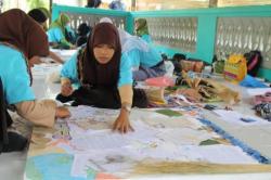 Menggambarkan Pantai Tuban Lewat Mading - Surya.co.id