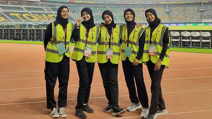 Cerita Mahasiswa Unesa Bertugas Jadi Steward pada Piala Dunia U17 2023 ...