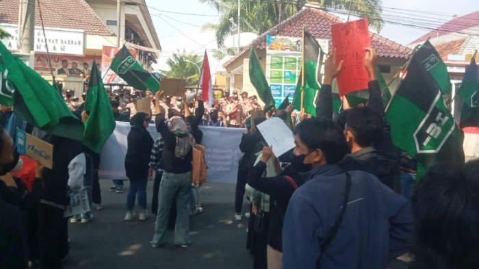 Tolak Kenaikan Harga BBM, Mahasiswa Unjuk Rasa di Gedung DPRD Lamongan - Surya.co.id
