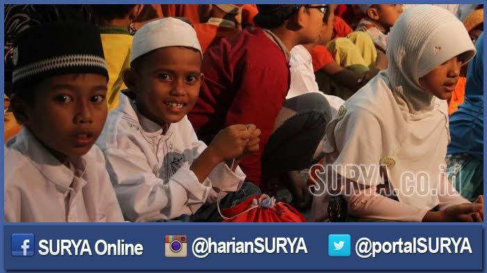 Seribu Anak Yatim Berbuka Puasa Bersama di Masjid Agung Gresik - Surya.co.id