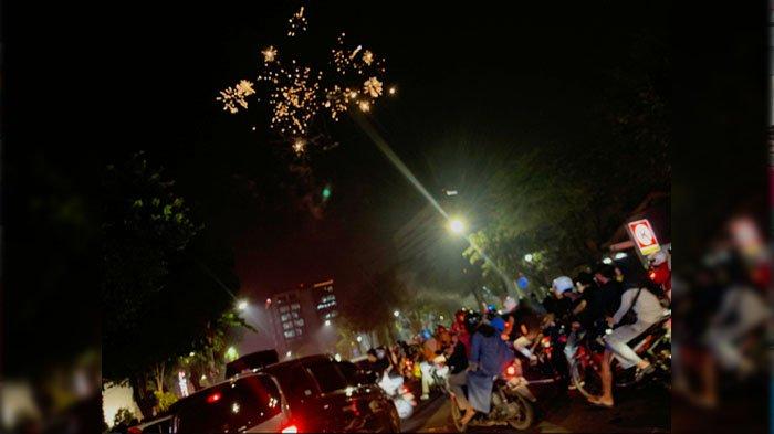 Ramainya Pergantian Tahun Baru di Jalan Tunjungan Kota Surabaya - Surya.co.id