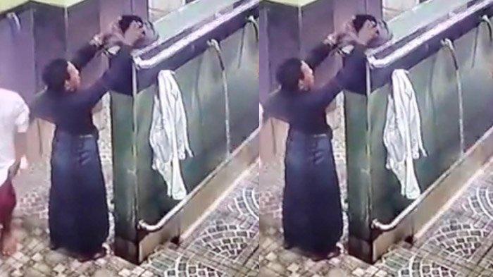 Menyaru Jemaah Masjid Jamik Bangil Pasuruan, Pria Ini Embat HP, Aksinya Terekam CCTV - Surya.co.id