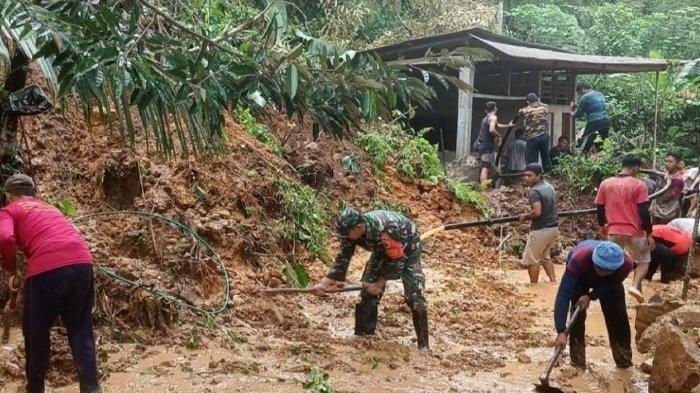 Tanah Longsor Timpa Rumah Warga Dusun Parang Kabupaten Trenggalek, Begini Kondisinya - Surya.co.id
