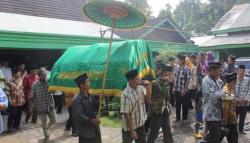 Pelayat Terus Berdatangan di Rumah Mbah Saekan - Surya.co.id