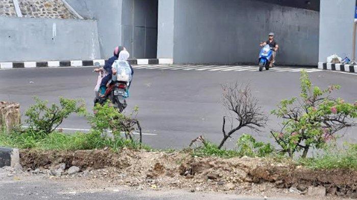 Mudahkan Pengendara Putar Balik, Median Jalan Depan Underpass Gresik Kota Baru Dibongkar - Surya ...