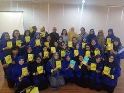 Bacakan dengan Nyaring, Cara Mudah Mengajak Anak Senang Membaca - Surya ...