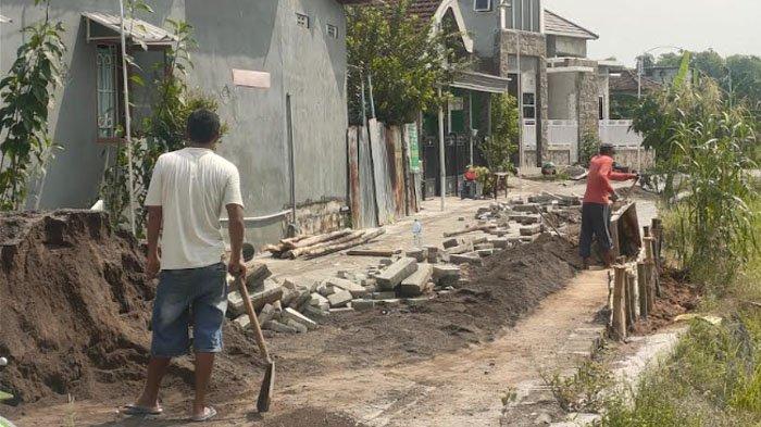 Jalan Desa Longsor, Warga Desa Boboh Menganti Gresik Gotong Royong ...