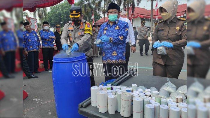 Jelang Lebaran, Bahan Baku Petasan serta Ribuan Botol Miras Dimusnahkan di Kota Blitar - Surya.co.id