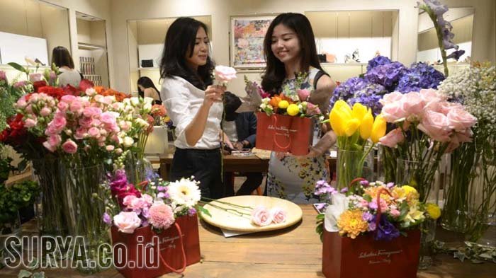 Tak Perlu Vas, Merangkai Bunga Bisa Pakai Shopping Bag - Surya.co.id