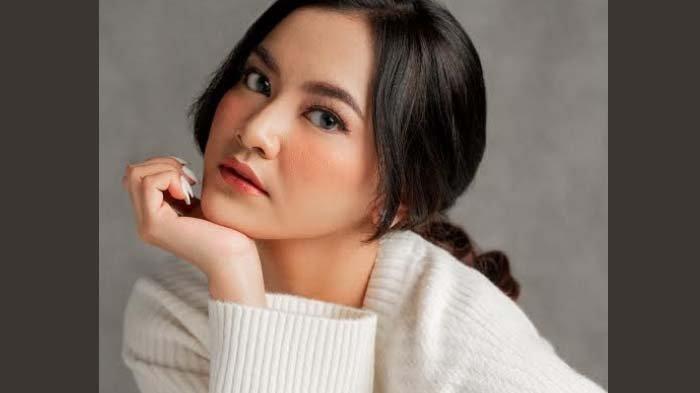 Single Kedua Mahalini, "Melawan Restu" : Kisah Cinta Anak Manusia yang ...