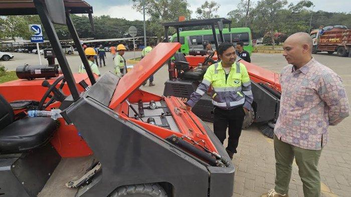 PT Kobexindo Equipment Pasok 4 Unit Mesin Sapu Powerboss Armadillo 10X ...