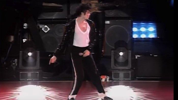 Tepat 10 Tahun Kematian Michael Jackson, Peti Mati Emasnya Ditutup ...