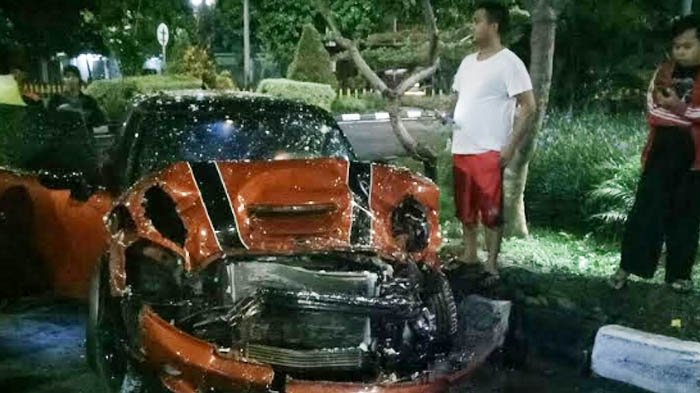 Mini Cooper Remuk usai Tabrak Xenia dan Seruduk Pikup di Bundaran Dolog ...