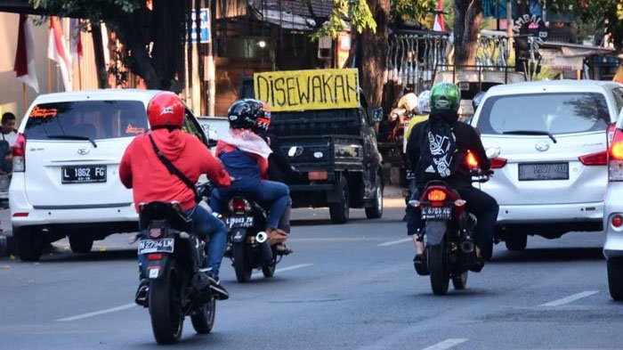 Mobil Carteran Bikin Macet Jalan Manyar Surabaya - Surya.co.id