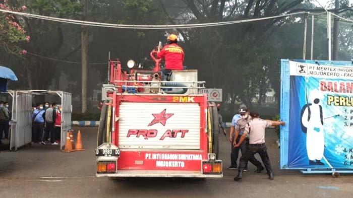 14 Unit Mobil Damkar Diterjunkan di Lokasi Kebakaran Pabrik Tekstil PT Mertex Mojokerto - Surya ...