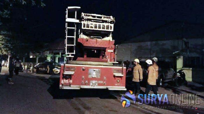 PMK Kota Surabaya Bawa Mobile Ladder Unit Bantu Padamkan Kebakaran Pabrik di Buduran Sidoarjo ...