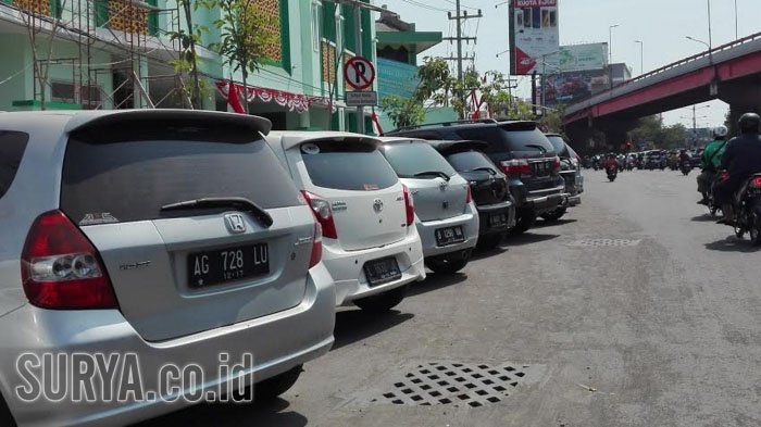 FR A Yani Depan Yayasan Khadijah jadi Ajang Parkir Dadakan - Surya.co.id