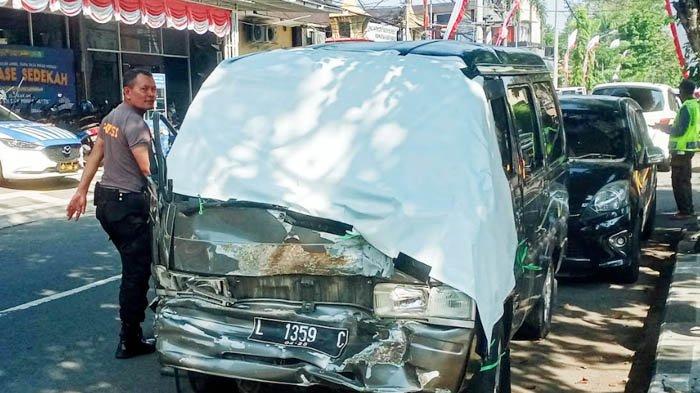 Pengemudi Mobil Carry Asal Sumenep Alami Kecelakaan di Lamongan ...