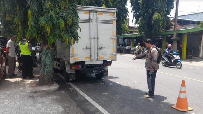 Pengendara Motor Tewas Seusai Hantam Truk Boks Parkir di Tuban - Surya.co.id