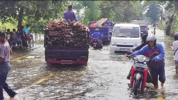 Luapan Kali Lamong di Gresik Masih Tinggi, Belasan Motor Mogok Akibat Terabas Banjir di ...