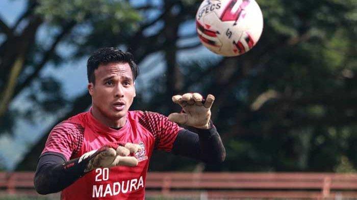 Alasan Kiper Madura United Tidak Pulang Kampung Setelah Gagal di Piala ...